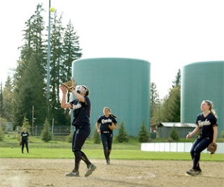 Seniors spark Arlington softball wins | Marysville Globe