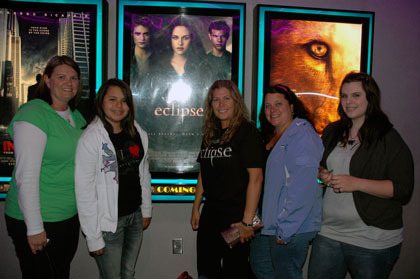 ‘Twilight Saga’ trilogy draws crowd that spills into the street at ...