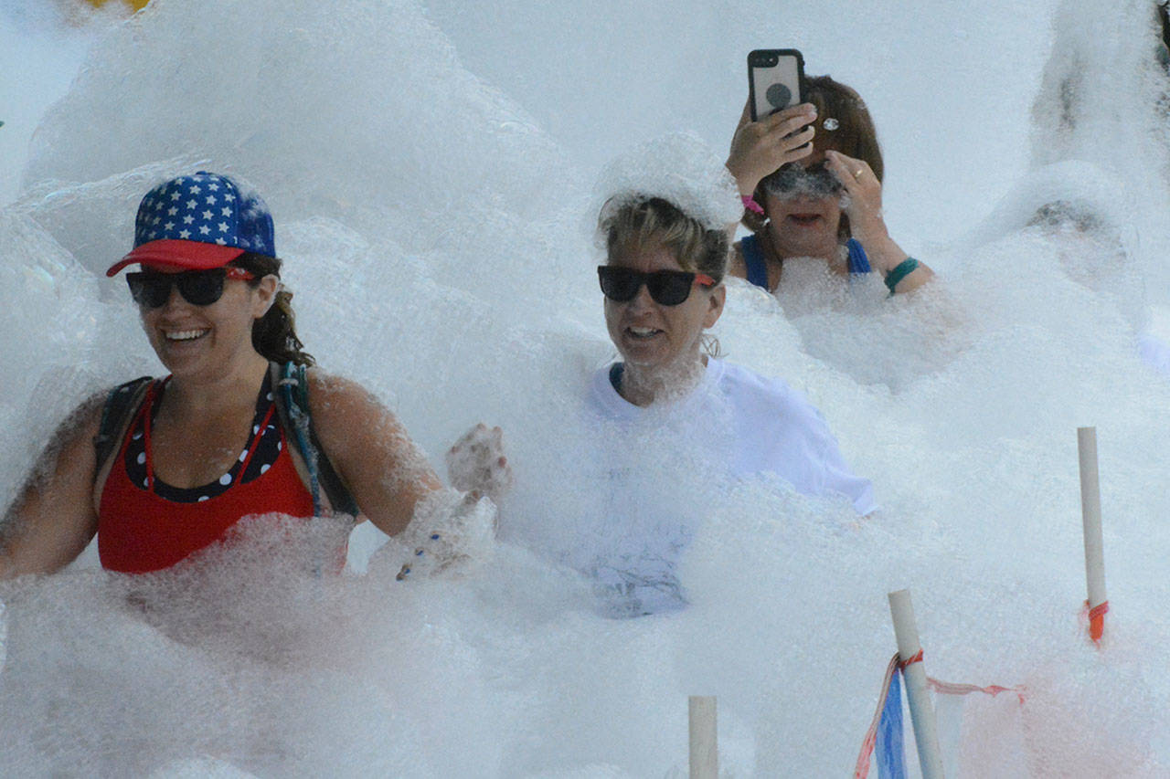 Dozens compete in 5K Foam Fun Run, triathlon in Arlington on 4th (slide ...